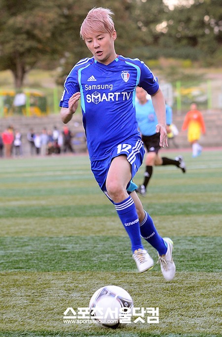 [SS포토]김준수 '슛! 공은 나의 친구~' - 포토 | 기사 - 더팩트