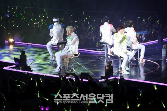 [SS포토]B1A4, '360도 회전하는 무대!' - 포토 | 기사 - 더팩트