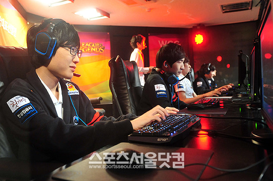 [SS-WCG] CJ 블레이즈, OMG 꺾고 '우승'… '태극기 휘날리다' - 경제 | 기사 - 더팩트