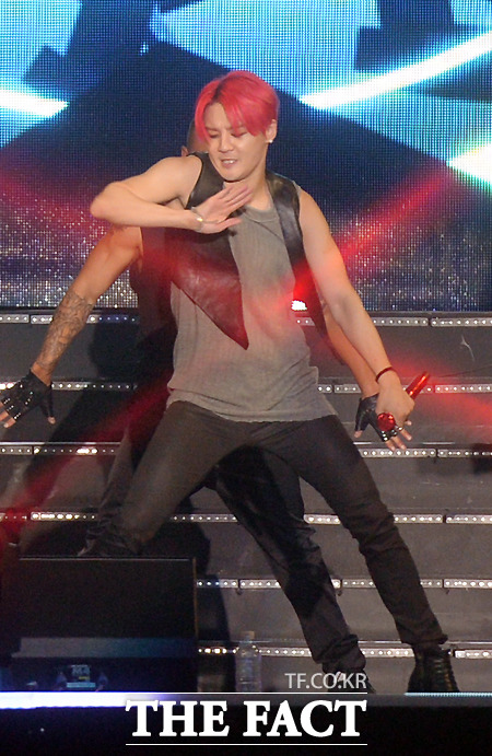 [TF포토] JYJ 준수, '시선 사로잡는 몸동작' - 포토 > 기사 - 더팩트