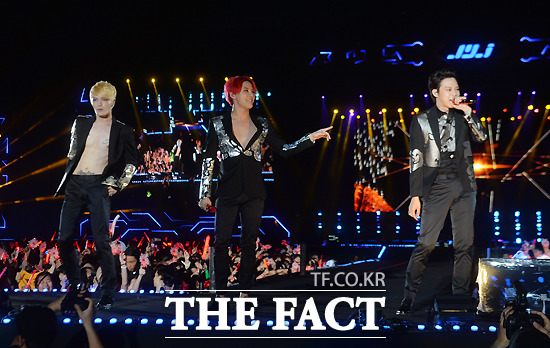 [TF포토] JYJ, '무대에서 발산하는 카리스마' - 포토 > 기사 - 더팩트