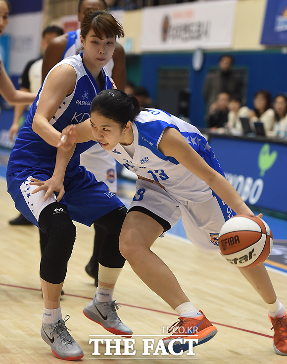 [WKBL] '휴스턴 더블-더블' 우리은행, KDB생명 꺾고 6연승 질주 - 스포츠종합 | 기사 - 더팩트