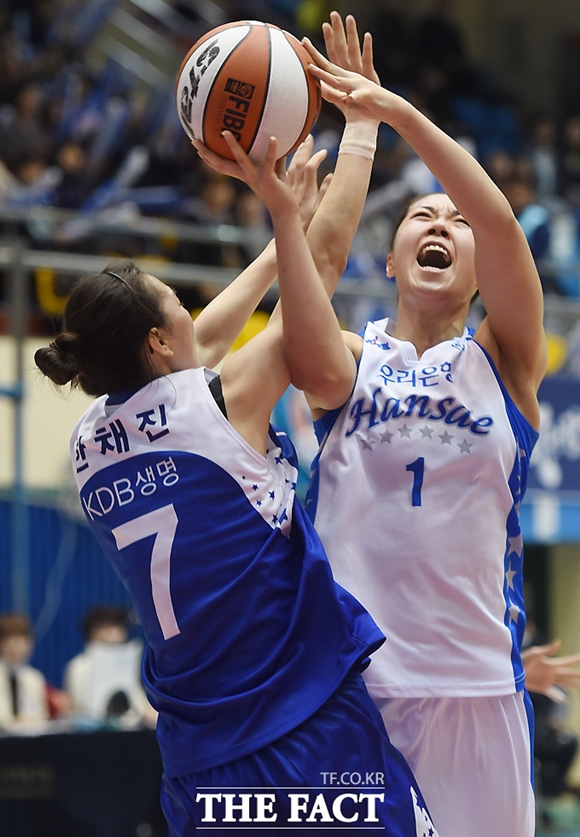 [WKBL] '휴스턴 더블-더블' 우리은행, KDB생명 꺾고 6연승 질주 - 스포츠종합 | 기사 - 더팩트