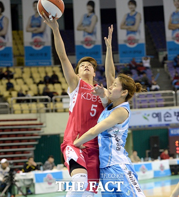 [WKBL] '테일러-이경은 37점 합작' KDB생명, 하나외환 제압하고 7경기 만에 시즌 첫 승 - 스포츠종합 | 기사 - 더팩트
