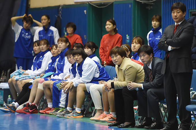 [TF포토] KDB 벤치 '3연승은 안되는건가?' - 포토 > 기사 - 더팩트