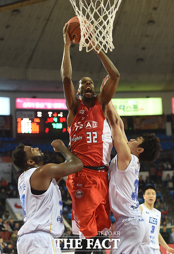 [TF포토] 헤인즈 '얼마든지 막아봐' - 포토 > 기사 - 더팩트