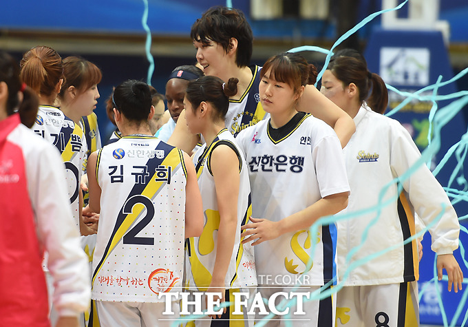 [TF포토] 신한은행, KDB생명 꺾고 신바람 3연승 - 포토 | 기사 - 더팩트