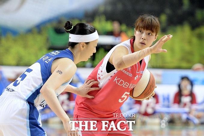 [WKBL] 최하위 KDB생명, 삼성 꺾고 4연패 수렁 탈출 - 스포츠종합 | 기사 - 더팩트