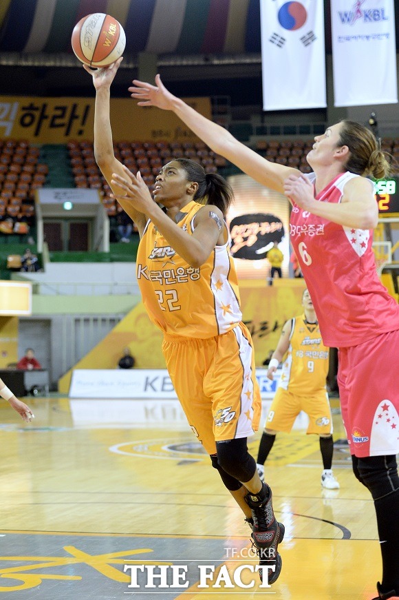 [WKBL] '바흐 37점' KB스타즈, KDB생명 꺾고 15승 밟았다 - 스포츠종합 | 기사 - 더팩트