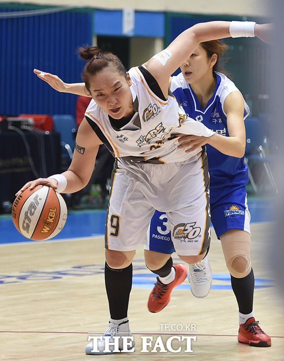 [TF포토] 정미란 '이거 안놔?' - 포토 | 기사 - 더팩트