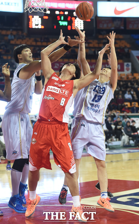 [TF포토] 하승진 '손만 살짝 내밀었을 뿐' - 포토 > 기사 - 더팩트