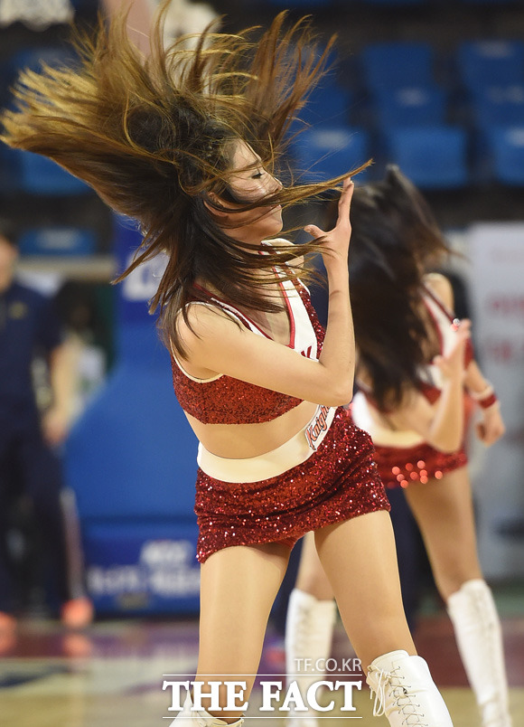 [TF포토] 열정적인 치어리더 - 포토 | 기사 - 더팩트