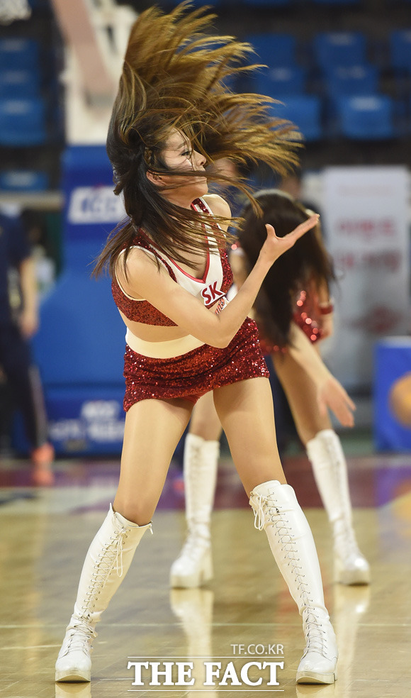 [TF포토] 머리 넘김도 섹시하게 - 포토 | 기사 - 더팩트