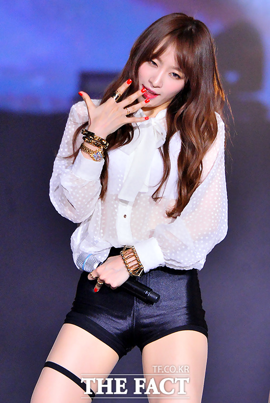 [TF포토] EXID 하니, '무대 잡아먹는 섹시 눈빛' - 포토 > 기사 - 더팩트