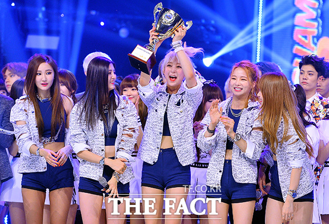 [TF포토] EXID 혜린, '트로피 들고 기쁨의 점프' - 포토 > 기사 - 더팩트