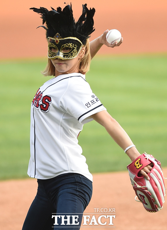 [TF포토] KBO리그 최초 복면시구자는? - 포토 > 기사 - 더팩트