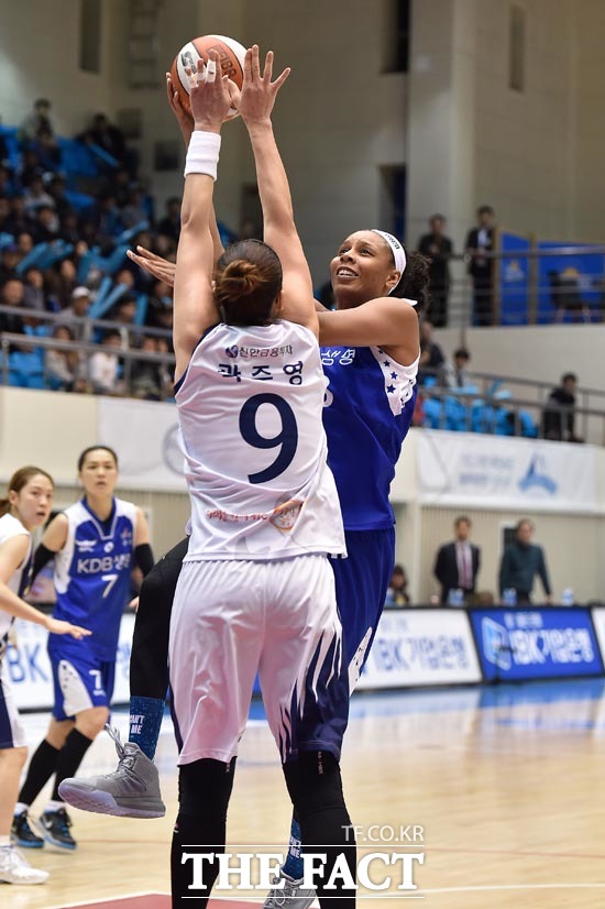 [WKBL] '플레넷 23점' KDB생명, 신한은행 꺾고 2연승 질주 - 스포츠종합 | 기사 - 더팩트
