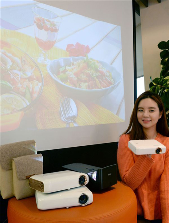 [Biz&Girl] LG전자, 무선 프로젝터 'LG 미니빔 TV' 3종 출시 - 경제 | 기사 - 더팩트