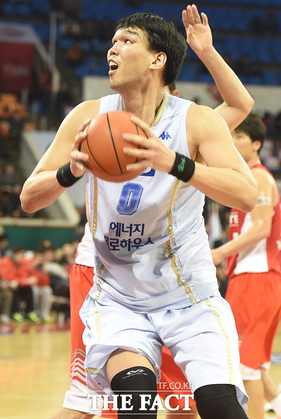 [4강 PO] 73.7% 확률 잡았다! KCC, KGC에 기선제압 성공 - 스포츠종합 | 기사 - 더팩트