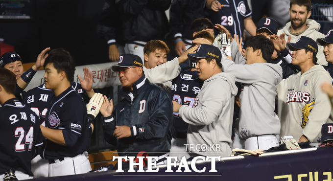 [TF포토] '11점차 쐐기포' 두산 박건우, LG에 카운터 펀치 스리런 - 포토 | 기사 - 더팩트