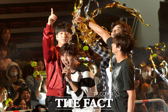 [TF포토] B1A4, '열정적인 무대 열기' - 포토 > 기사 - 더팩트