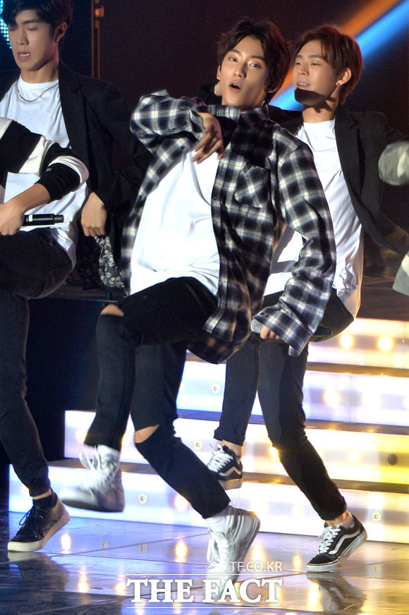 [TF포토] B1A4, '열정적인 무대 열기' - 포토 > 기사 - 더팩트