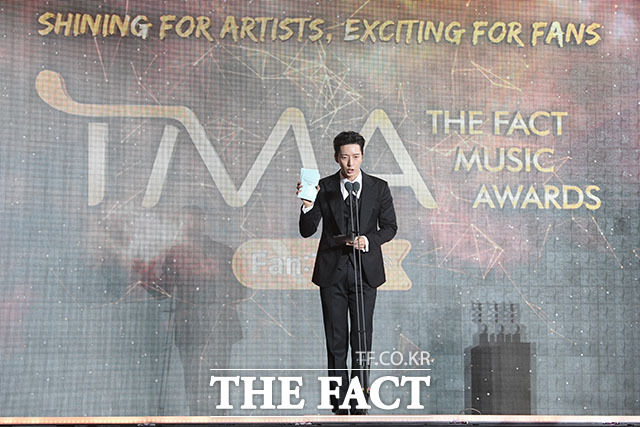 [2021 TMA] 'TMA 트로피 거머쥔' 황치열 - 포토 | 기사 - 더팩트