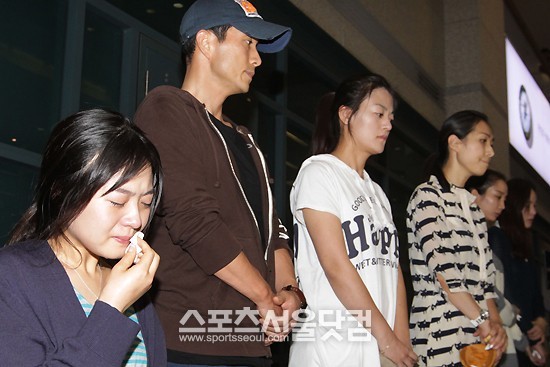 [SS포토]하염없이 눈물 흘리는 아시아나 승무원 - 포토 | 기사 - 더팩트