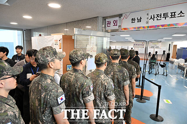 제9회 전국동시지방선거 사전투표 시작...한표 행사하는 시민들 [TF사진관] - 포토 | 기사 - 더팩트