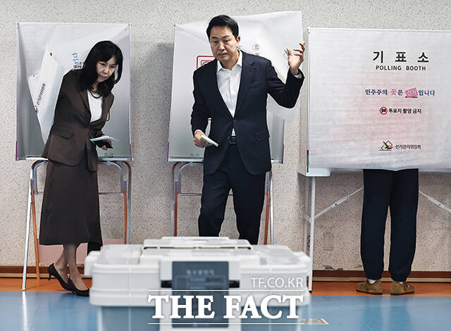 한남동주민센터에서 사전투표하는 오세훈 서울시장 후보 내외 [TF사진관] - 포토 | 기사 - 더팩트