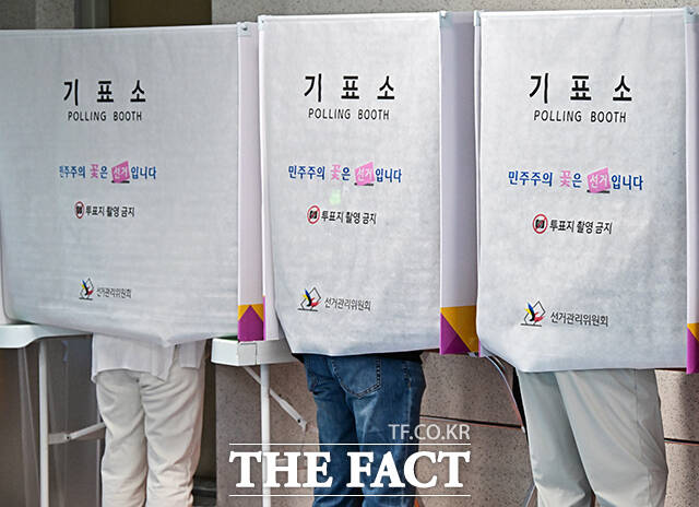 제9회 전국동시지방선거 사전투표 시작...한표 행사하는 시민들 [TF사진관] - 포토 | 기사 - 더팩트