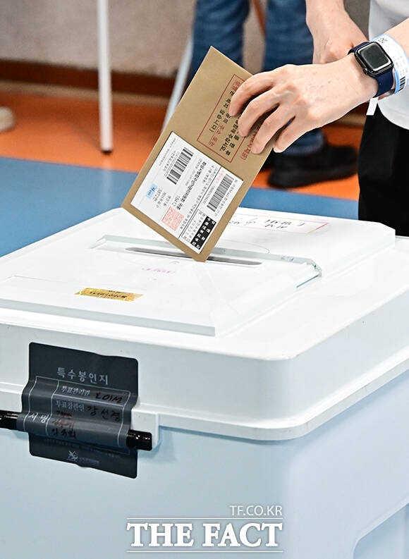 제9회 전국동시지방선거 사전투표 시작...한표 행사하는 시민들 [TF사진관] - 포토 | 기사 - 더팩트