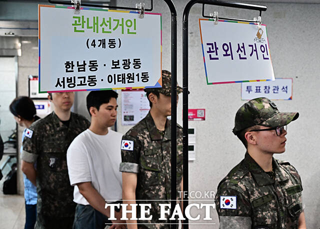제9회 전국동시지방선거 사전투표 시작...한표 행사하는 시민들 [TF사진관] - 포토 | 기사 - 더팩트